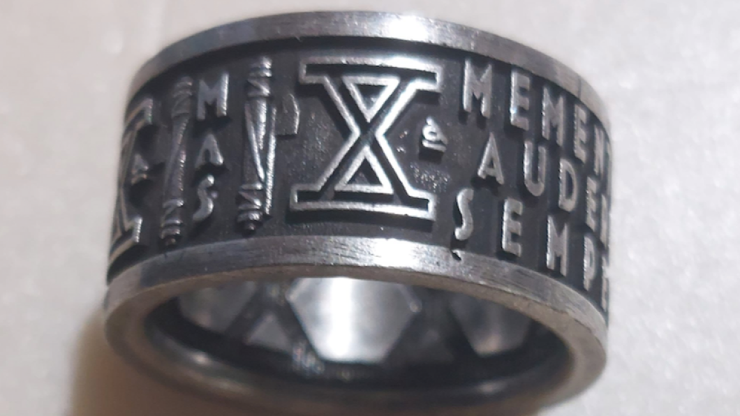 Arezzo, l'Anpi: "Ma l'anello con X Mas e fascio non è reato?". Romani fedelissimo di Vannacci ...