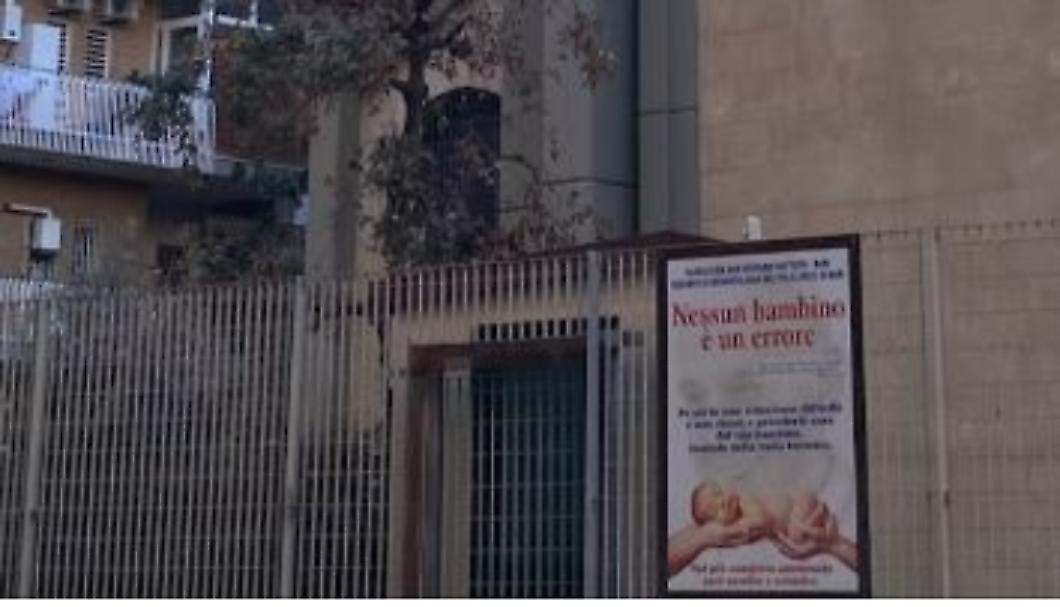 Bimbo di un mese trovato morto nella culla termica della chiesa. L ...