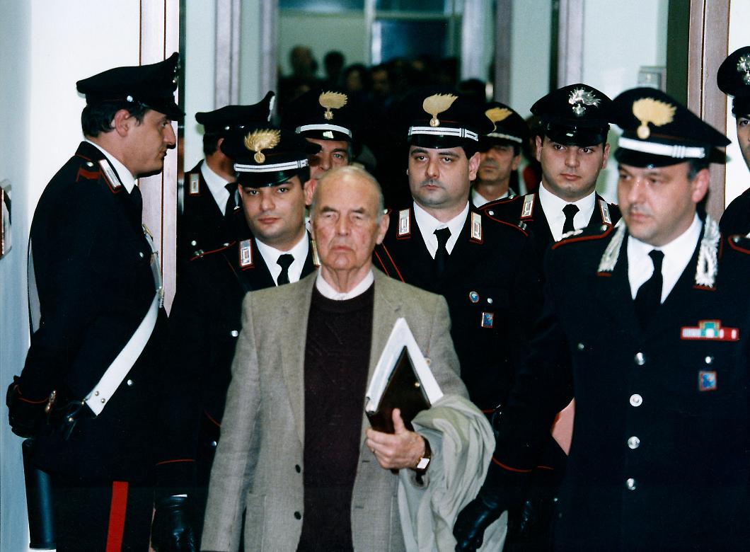 Erich Priebke, chi era il boia delle Fosse Ardeatine. Dopo il massacro ...