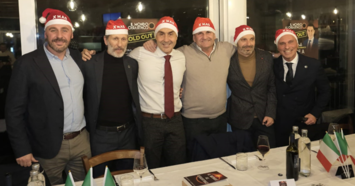 Vannacci alla cena natalizia con i fedelissimi. Brindisi con vino nero ...