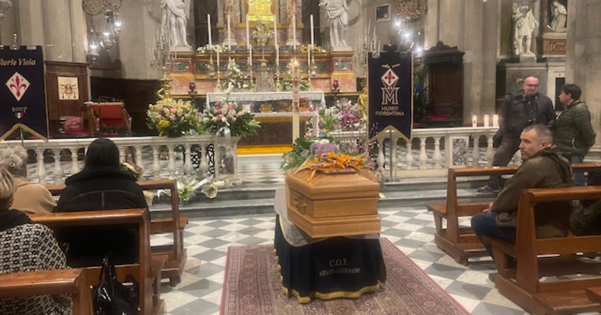 Arezzo, addio alla moglie di Bruno Beatrice. C'era anche l'ex viola ...