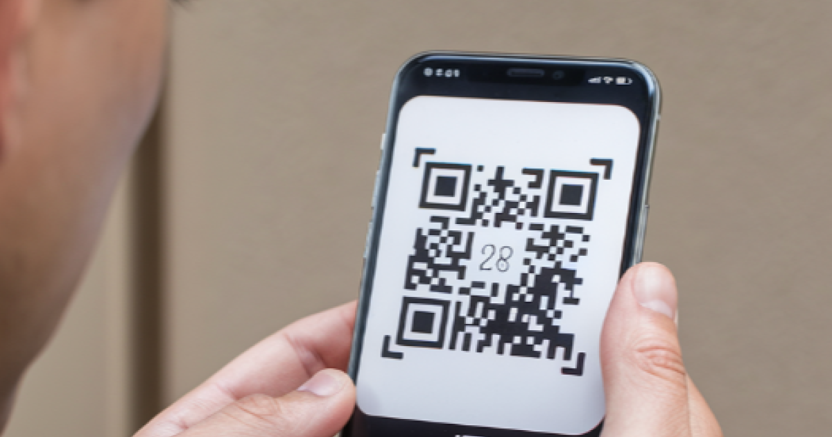 Truffa con il Qr code: uomo inquadra con il cellulare il codice e falsi assicuratori gli ...