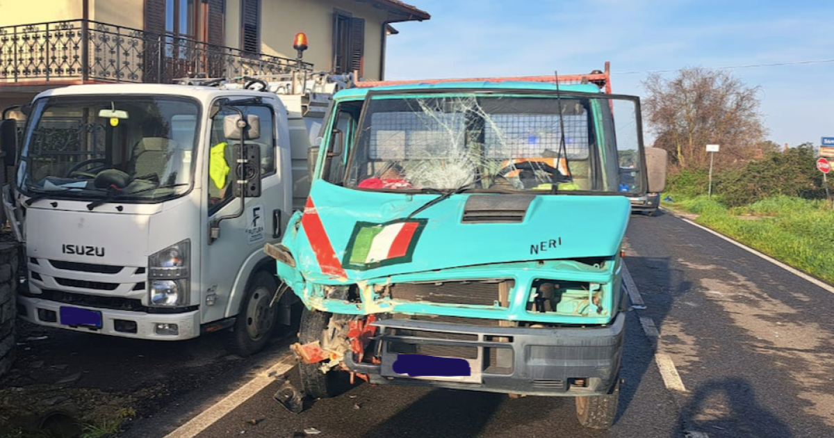 Scontro tra furgone e camion della nettezza urbana: un ferito - Corriere di Arezzo
