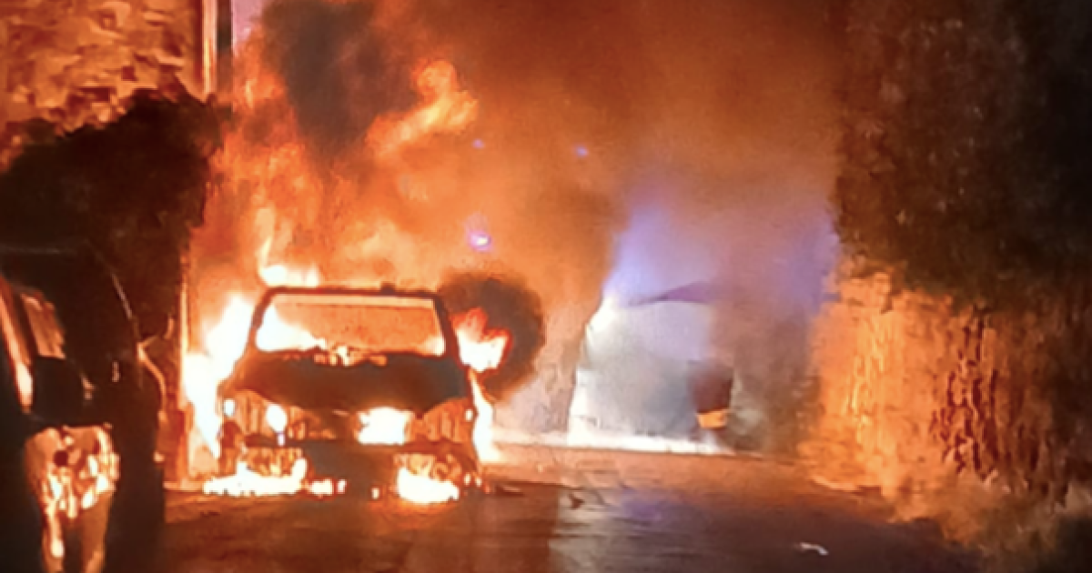 Due auto in fiamme a Porta Romana nella notte, intervento dei vigili ...