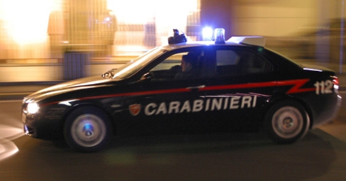 Tenta di colpire i carabinieri con un coltello: fermato con lo spray al ...