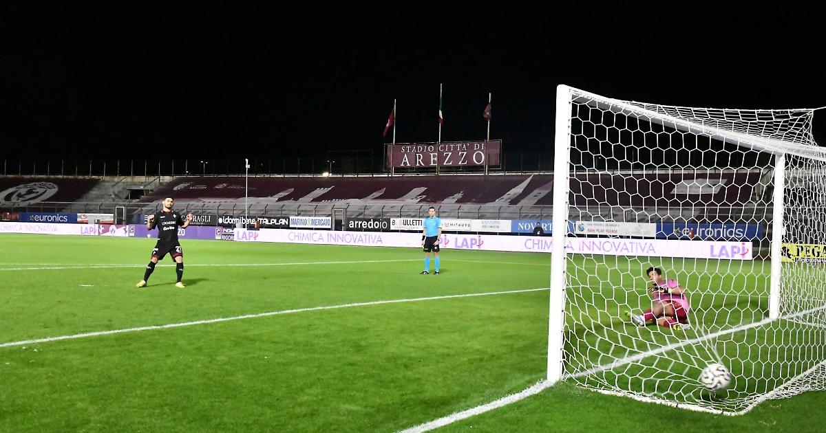 Arezzo beffato dal dischetto, il Latina passa il turno al sesto rigore ...