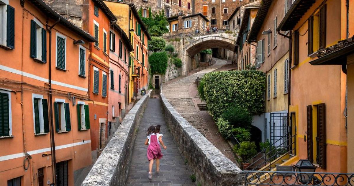 L'Umbria in scena: Paladino illumina Perugia e McCurry incanta ...