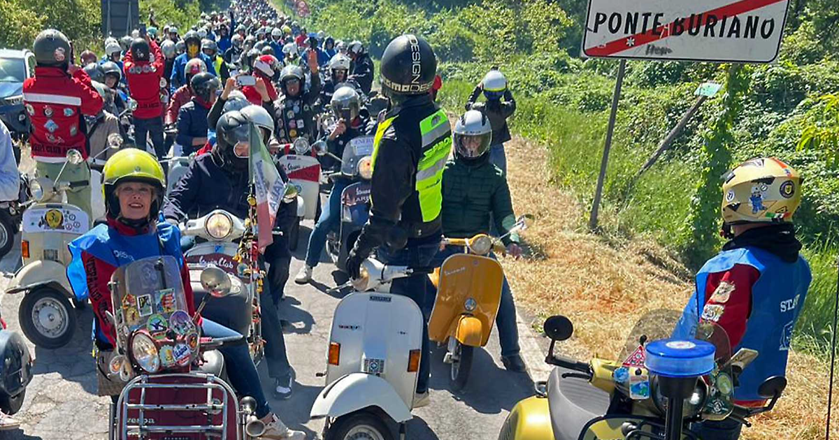Cinquecento in Vespa per il raduno: festa lungo le strade. Carovana ...