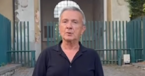 Pupo si emoziona nella caserma dove fece il militare: "Qui ho scritto ...